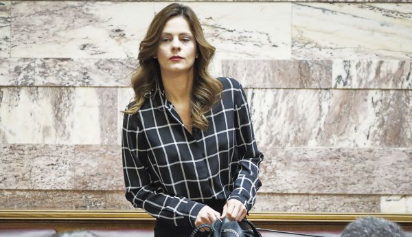 Θεσσαλονίκη: Τα άκουσε και η Αχτσιόγλου σε ομιλία που προστάτευαν δύο ...