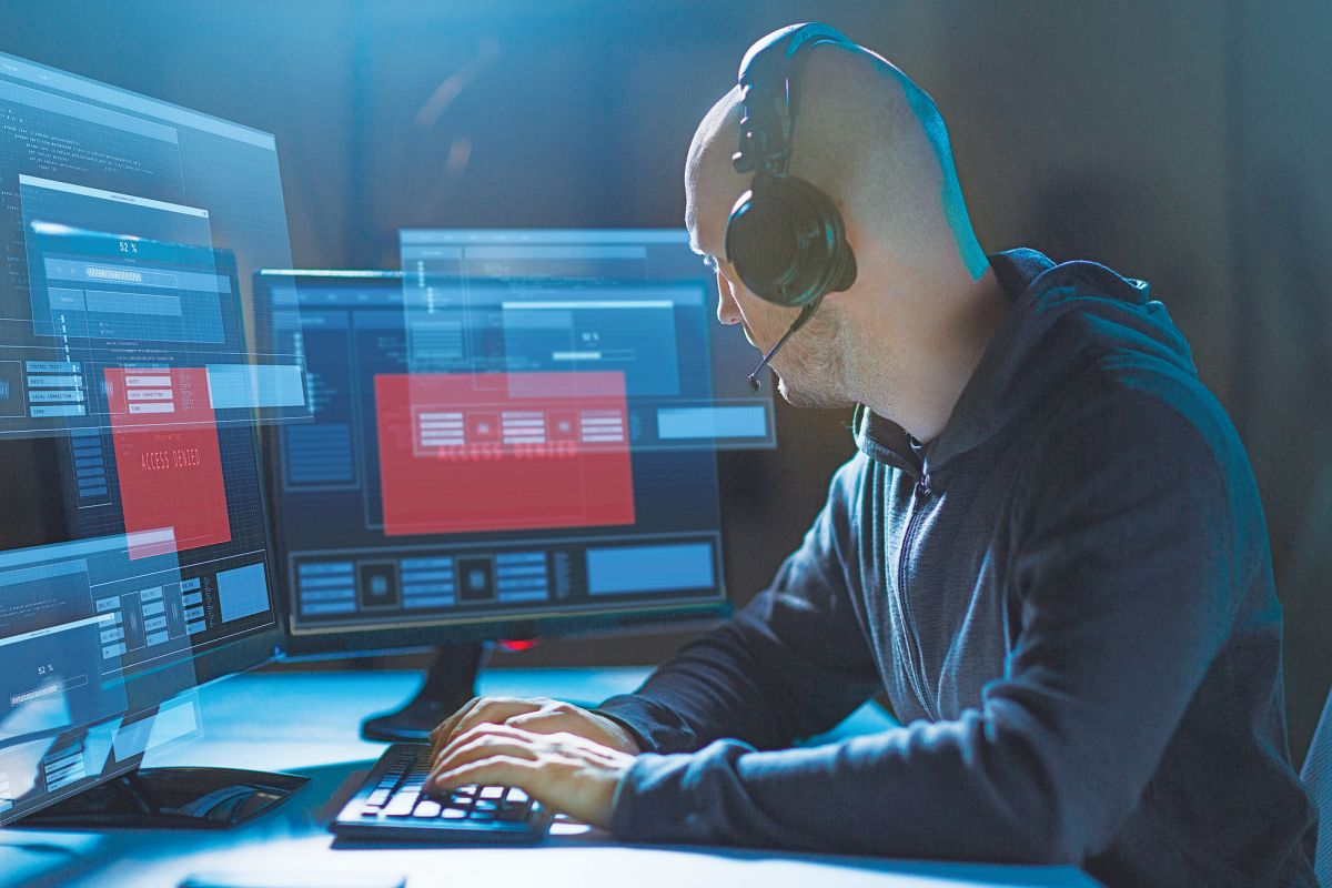 Παντελώς ανεξέλεγκτη η ΕΥΠ!