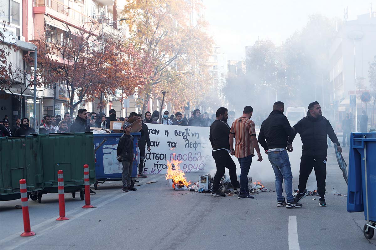 Ρομά έκλεισαν δρόμους για τον πυροβολισμό στον 16χρονο
